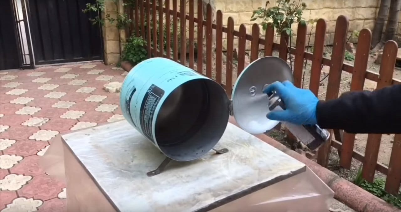 Устройство для мусорного ведра на двери шкафа