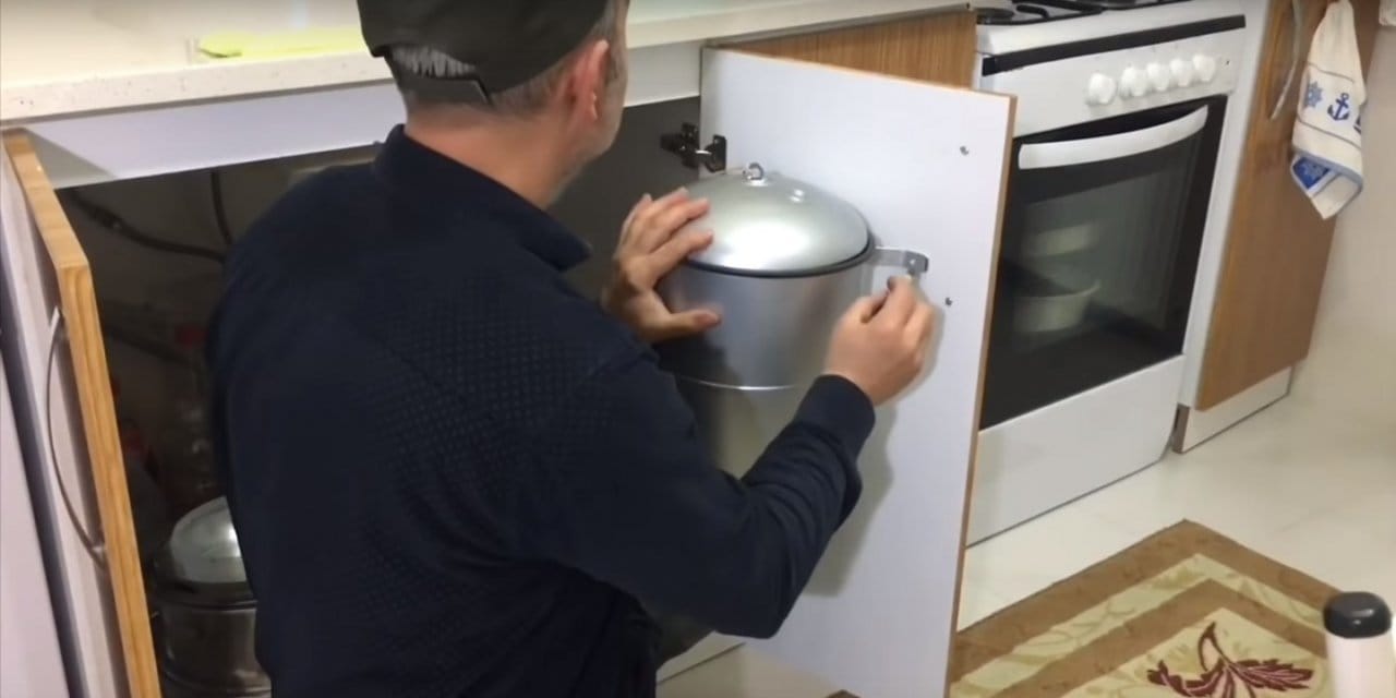 Устройство для мусорного ведра на двери шкафа