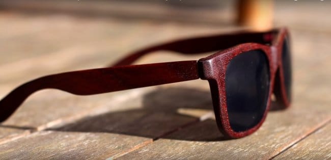 Солнечные очки в деревянной оправе